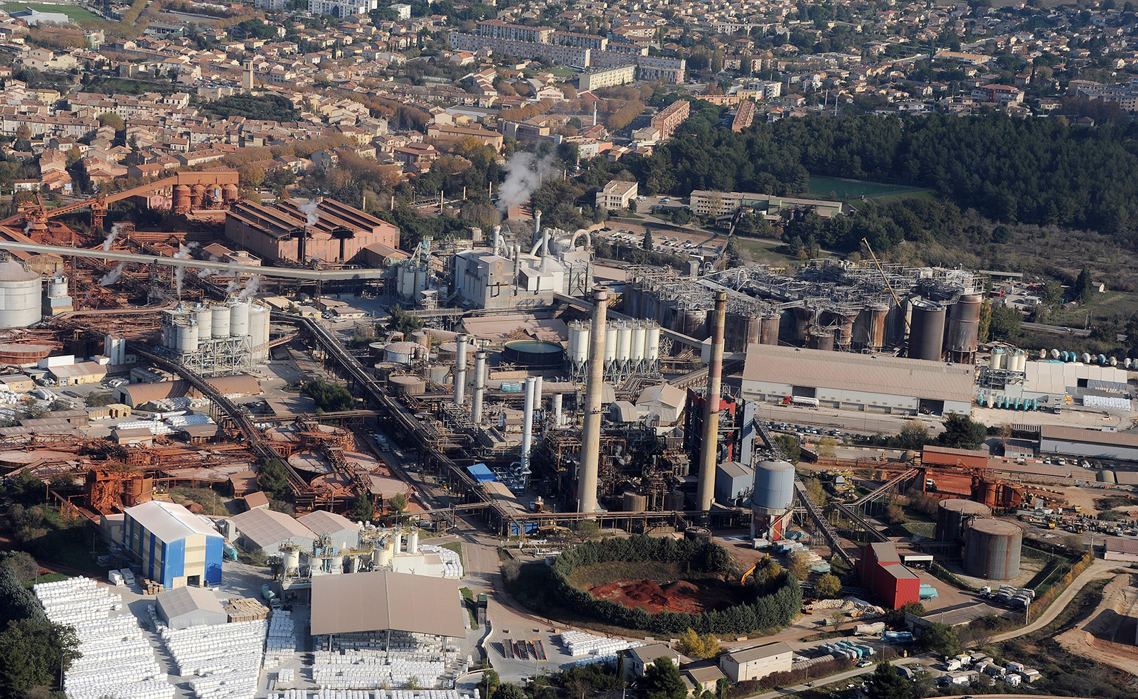 Boues rouges autorisées: une décision préfectorale en eaux troubles