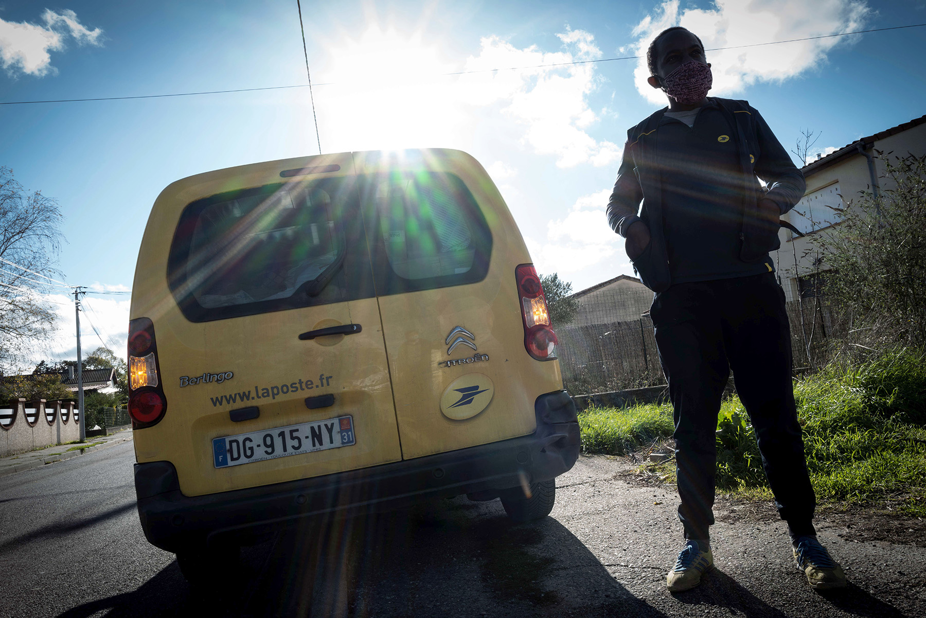 Timbrer, trier, distribuer… courir et la fermer