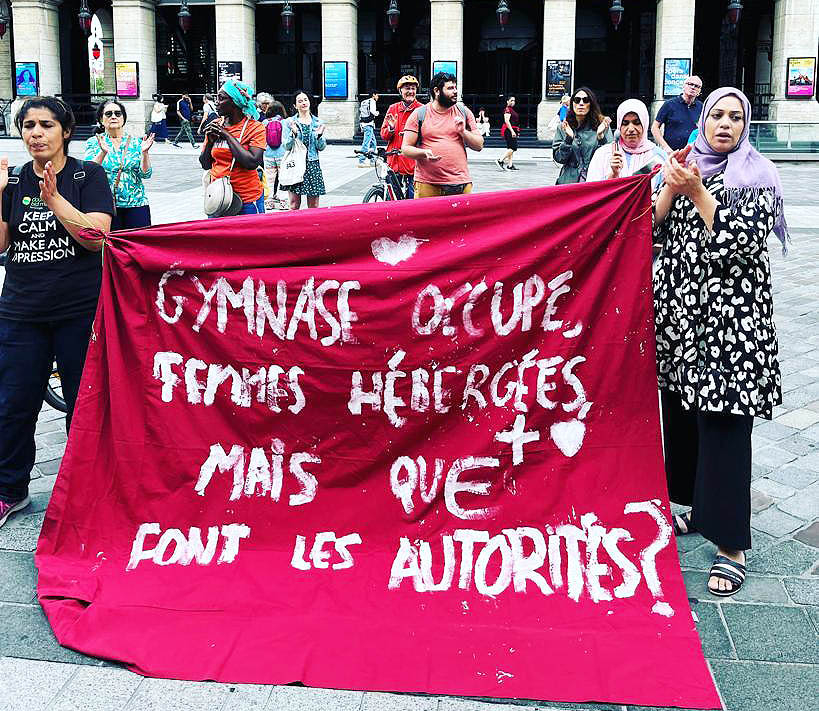 Depuis huit semaines, 50 femmes et enfants dorment dans un gymnase lyonnais - POLITIS