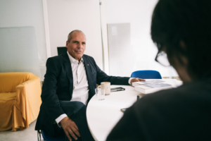 Entretien : Yanis Varoufakis : "Nous travaillons tous gratuitement pour ...