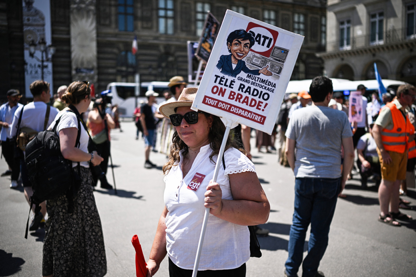 Mainmise sur l'audiovisuel public - POLITIS